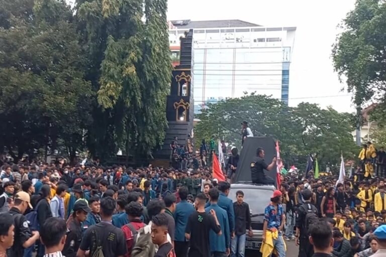 Demo Mahasiswa di DPRD Semarang: 9 Tuntutan yang Harus Diperhatikan Pemerintah