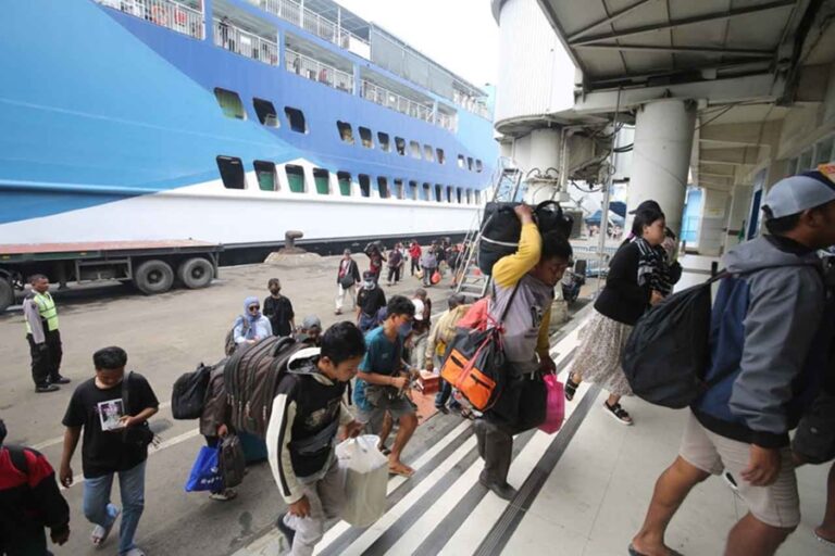 Lonjakan Arus Kedatangan Pemudik di Pelabuhan Tanjung Perak Surabaya Jelang Lebaran 2025