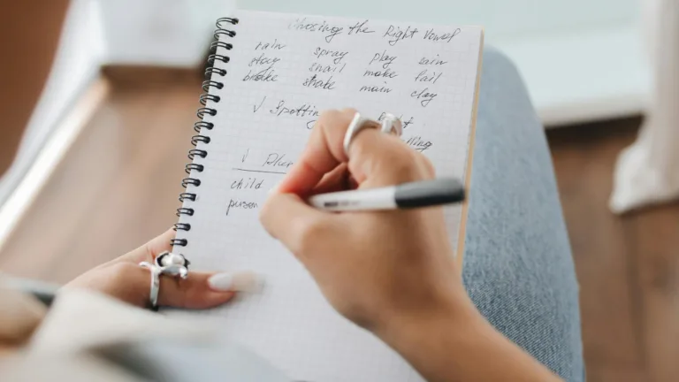 Kumpulan Kosakata Kerja dalam Bahasa Jawa Kromo: Mangan, Turu, Lunga, dll